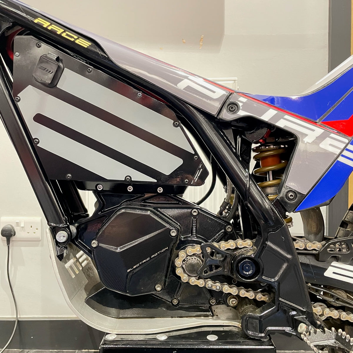 2022 EM RACE 1.8kWh – Inch Perfect Trials